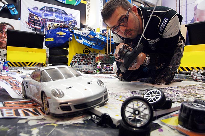British Artist Uses RC Cars to Create Porsche Artwork | FLATSIXES